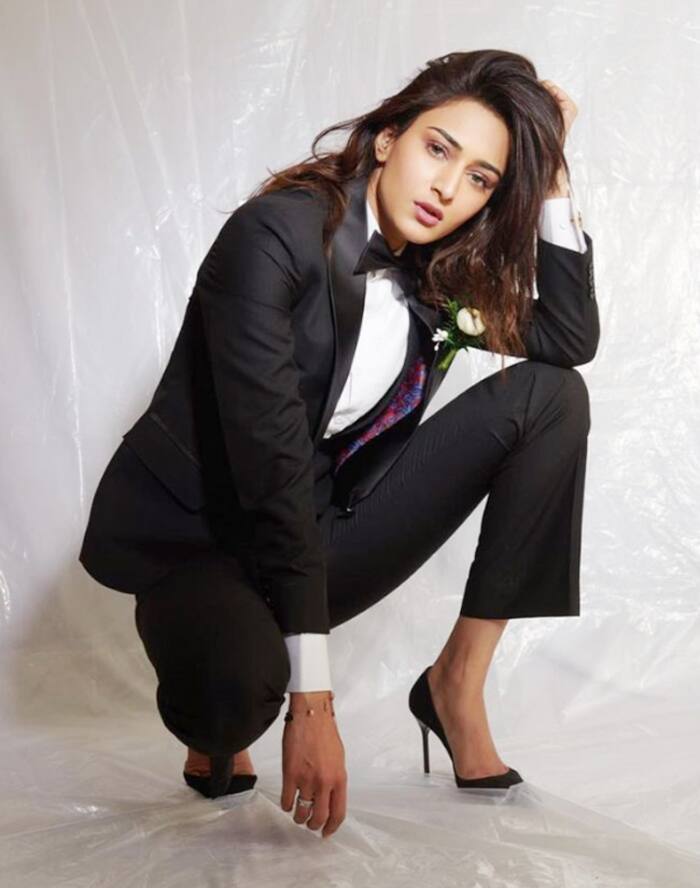 Erica Fernandes Goes Sultry in These Top Fashionable Looks - See Viral Pics