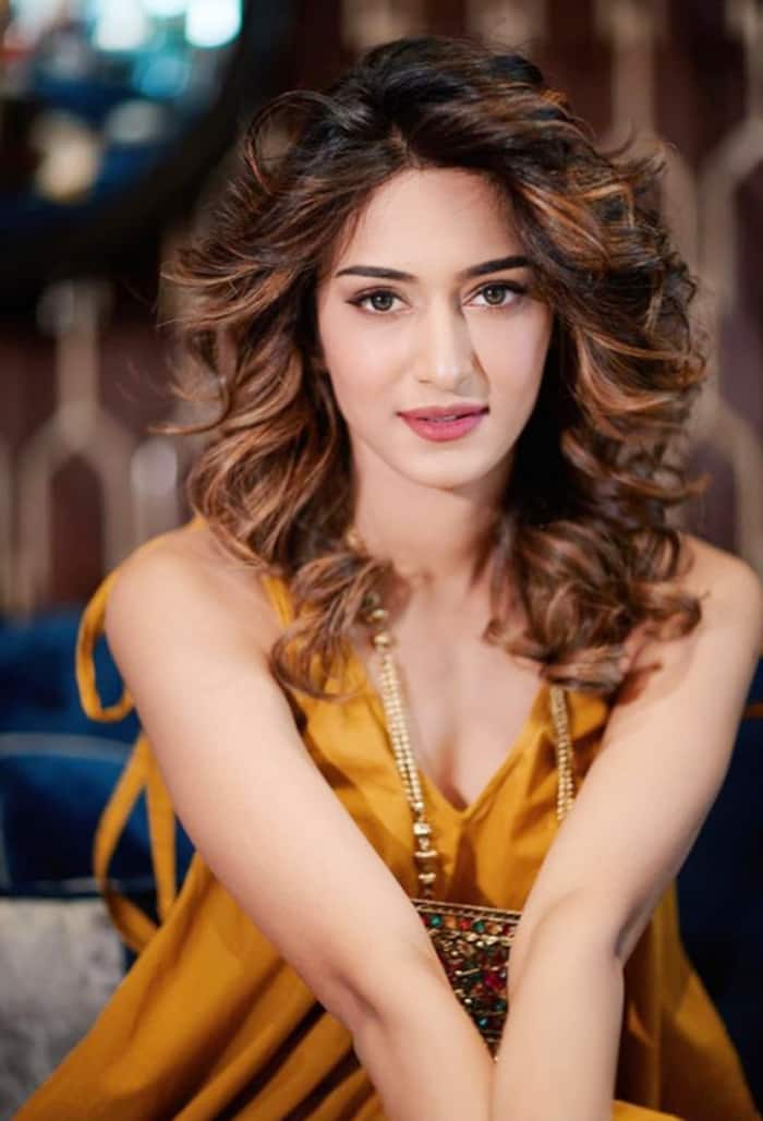 9 Swoon-Worthy Pictures of Erica Fernandes Make Winters Super Hot