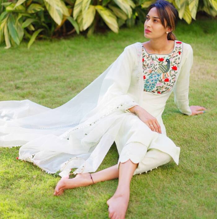Erica Fernandes’s Stunning Pictures On Instagram Set Internet On Fire