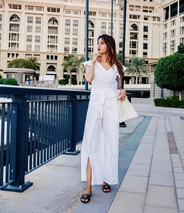 Erica Fernandes’s Stunning Pictures On Instagram Set Internet On Fire