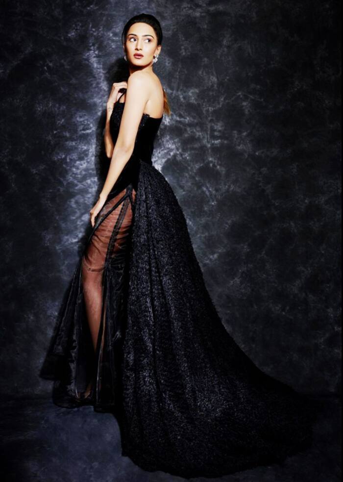 Erica Jennifer Fernandes Looks Breathtaking In A One-Shoulder Black ...