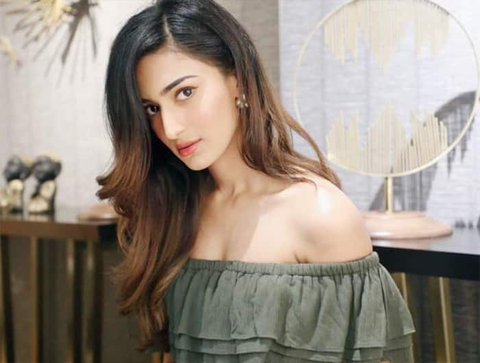10 Swoon-Worthy Pictures of Erica Fernandes Make Thursday Super Hot