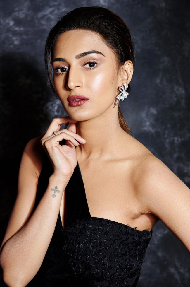 Erica looks drop dead gorgeous in a black sultry gown