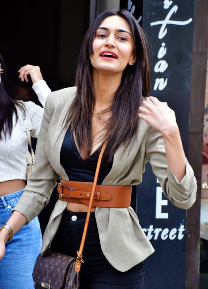 Erica Jennifer Fernandes Raises Hotness Quotient In A Black Bralette ...