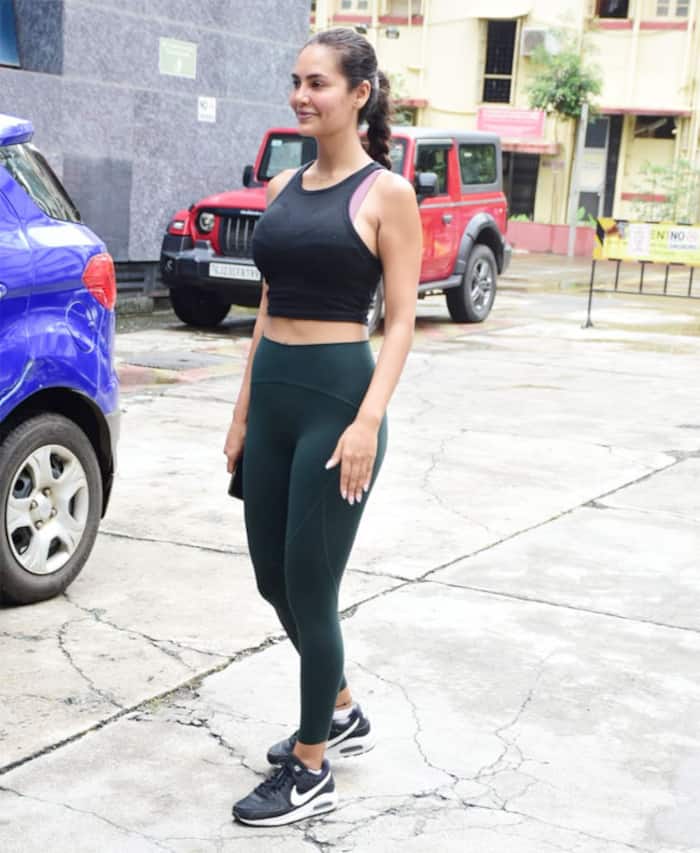 Esha Gupta Looks Hotter Than Ever in Makeup-Free Look as She Gets ...