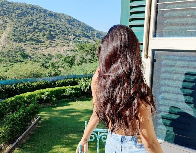 Esha Gupta looks totally hot, goes backless in new photos