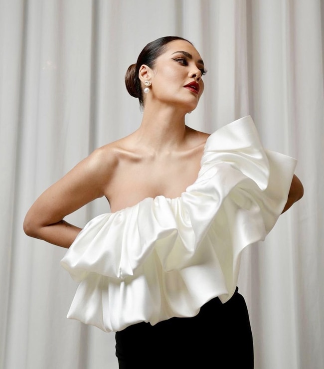 Esha Gupta Soars The Temperature in Sexy Cream And Black Maxi Dress ...