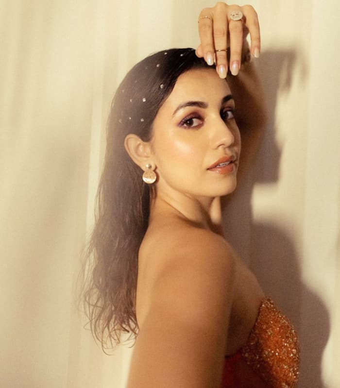 Madam Sir actress Esha Kansara Sizzles in Orange Bodycon Off-Shoulder Dress, Fans Call Her ...