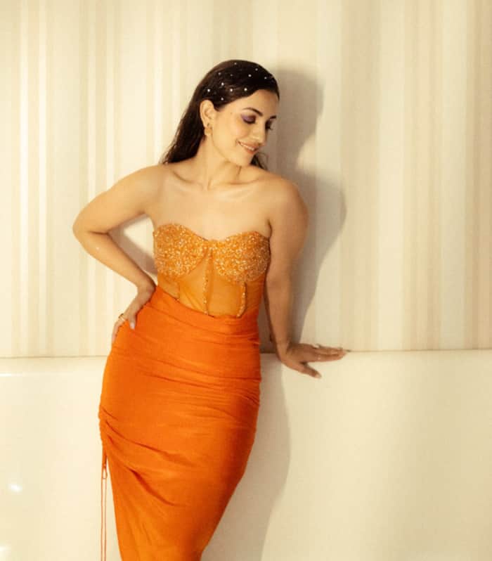 Madam Sir actress Esha Kansara Sizzles in Orange Bodycon Off-Shoulder Dress, Fans Call Her ...