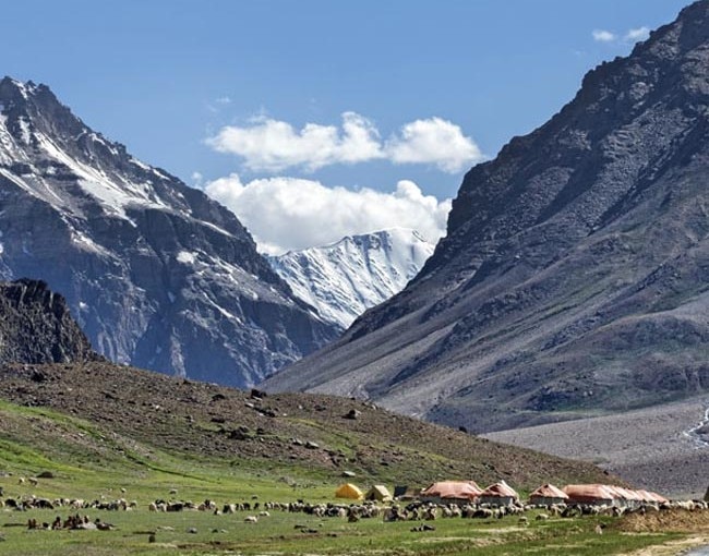 Explore the beauty of Manali