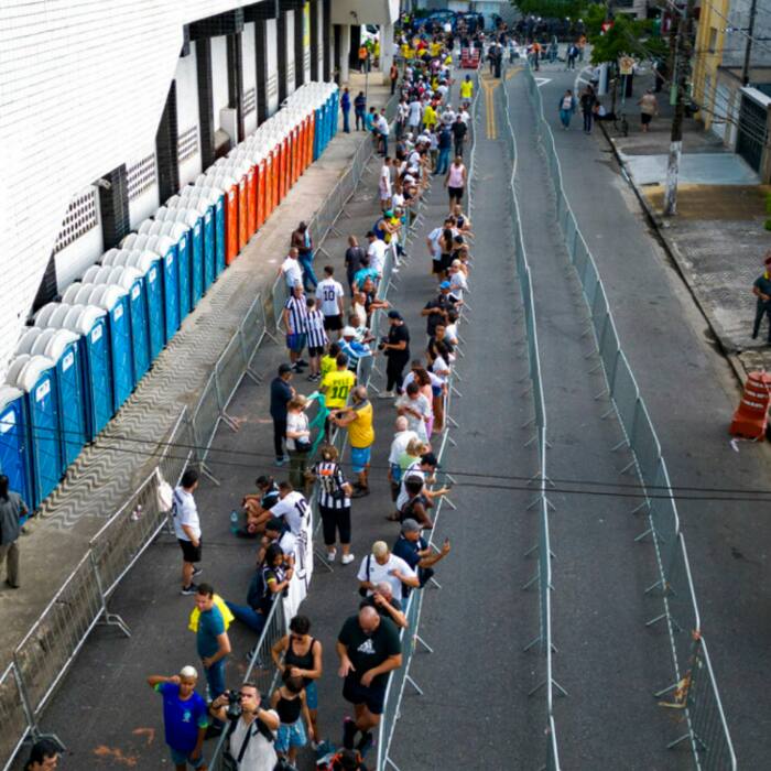 Funeral workers uncover the coffin of the late Brazilian soccer great Pele