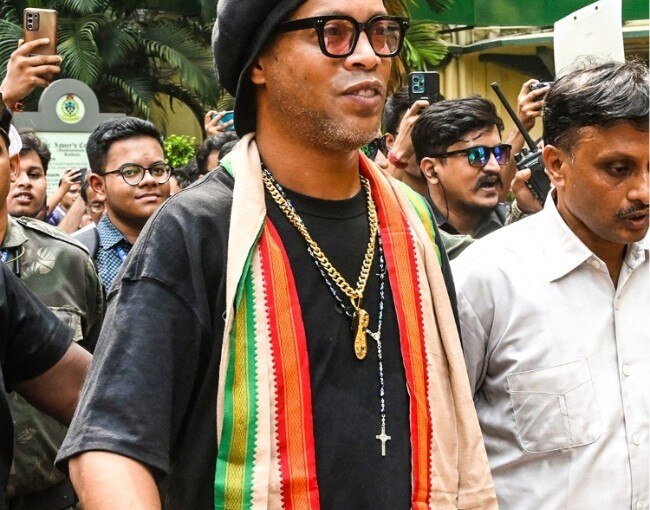 Fans Welcome Football Legend In Kolkata