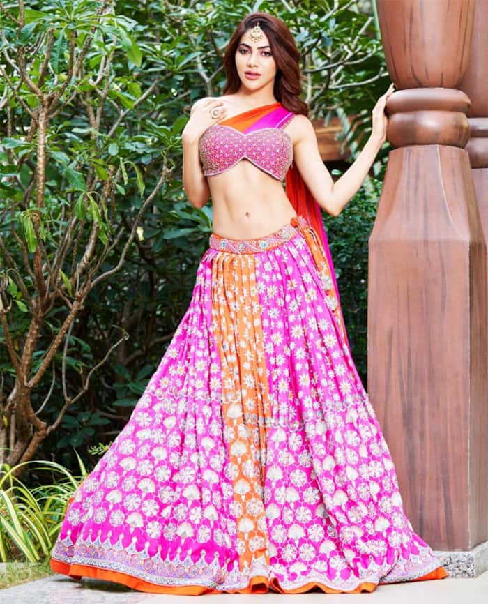 Nikki Tamboli Flaunts Hot Navel In Sexy Lehenga Choli Set See Viral
