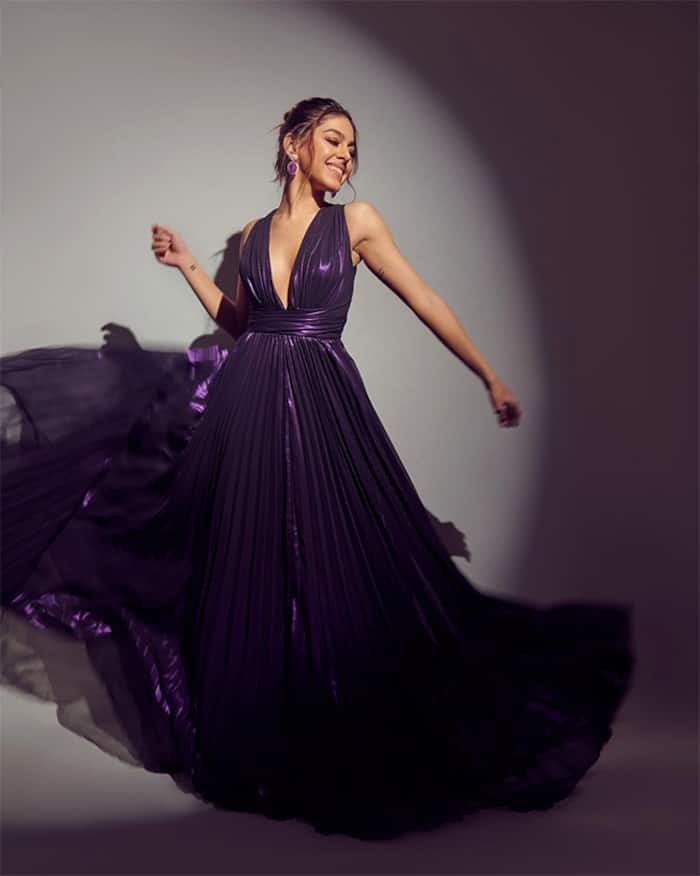 Alaya F Looks Bombshell in Sexy Purple Gown Featuring Heavily Plunging ...