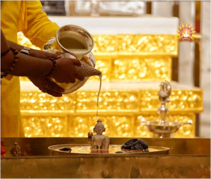 In PICS | Priests Perform 'Divya Abhishek' Of 'Ram Lalla' As Ram Navami ...