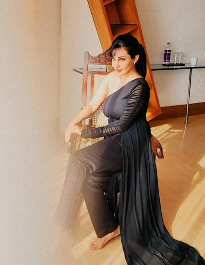 Gandii Baat Actress Flora Saini Raises Hotness In Red Dress