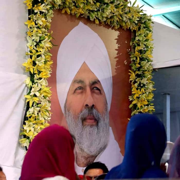 Devotees pay their final respects to Baba Hardev Singh in New Delhi