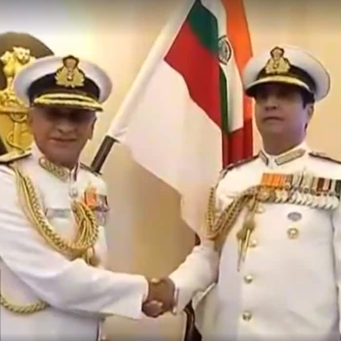 Vice-Admiral Sunil Lanba takes charge as Chief of Naval Staff, see pics!