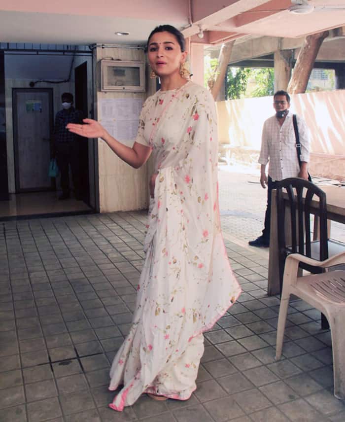 Alia Bhatt Channels Her Inner Gangubai, Looks Serene And Graceful In A ...