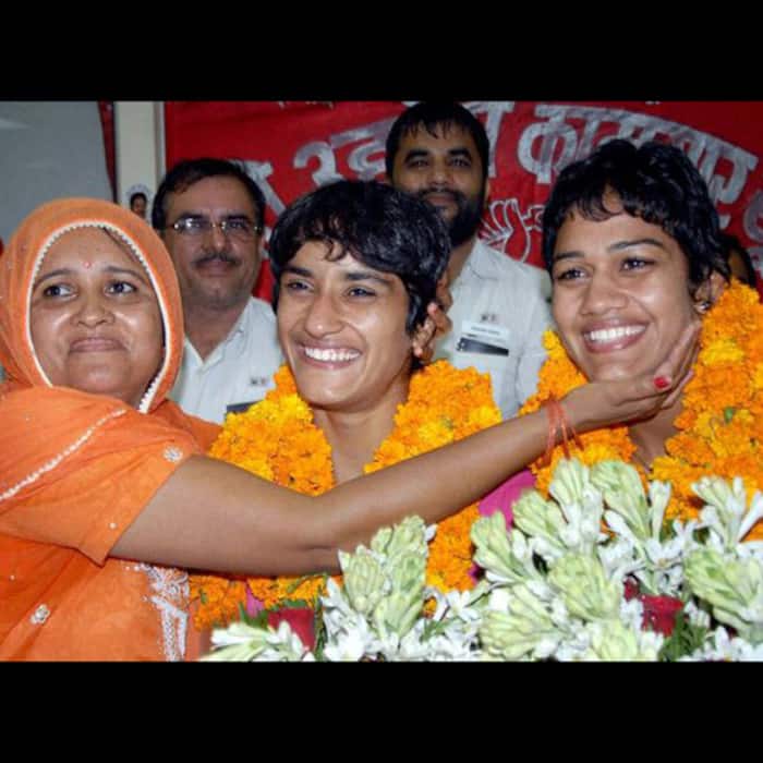 8 pics of gold medalist wrestler Geeta Phogat introducing her real family!