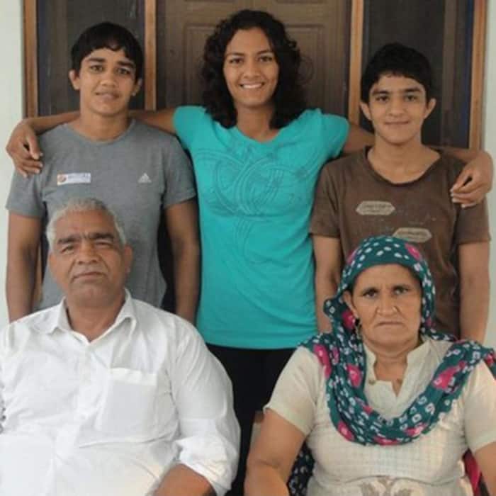 Geeta Phogat with sister Babita, mother Daya Kaur and father Mahavir ...