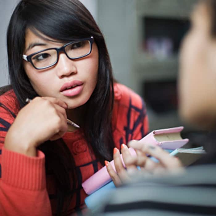 8 body language signals because of which people don’t trust you