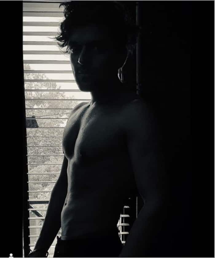 Guru Randhawa Flaunts his all new, perfectly toned body