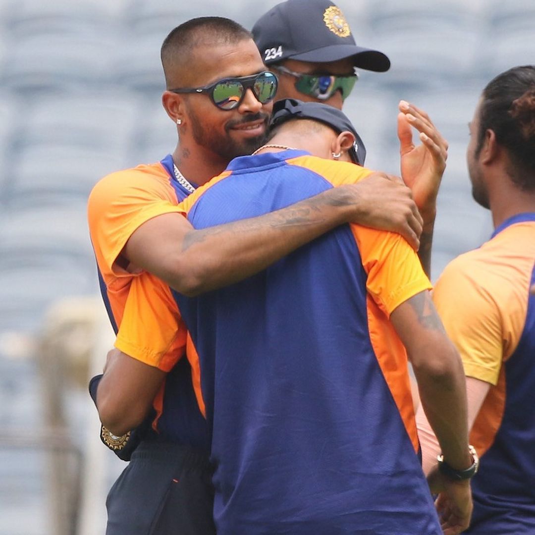 Krunal Pandya Dedicates Maiden Fifty to Late Father; Hardik Pandya ...