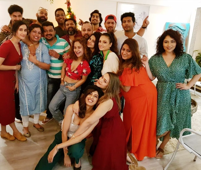 Jennifer Winget is seen striking a cute and adorable pose with Kavita Ghai