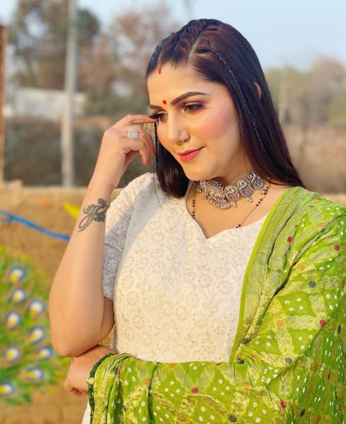 Sapna Choudhary Flaunts Her Beauty In Desi Avatar, Wears White Suit And ...