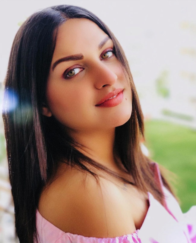 Himanshi Khurana’s pics will leave you awestruck
