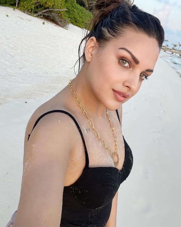 Himanshi Khurana Looks Stunning Beyond Words
