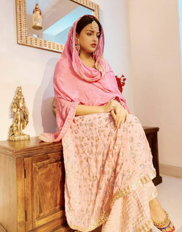 Himanshi Khurana oozes oomph