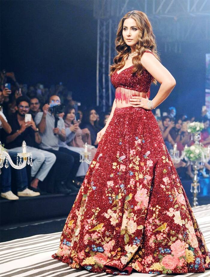 Hina Khan Sizzles in Red Hot Bridal Couture at Fashion Show - See Viral ...