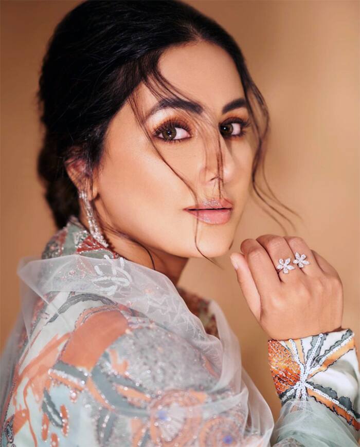 Hina Khan Channelises Her Inner Butterfly as She Flaunts Her Sharara ...