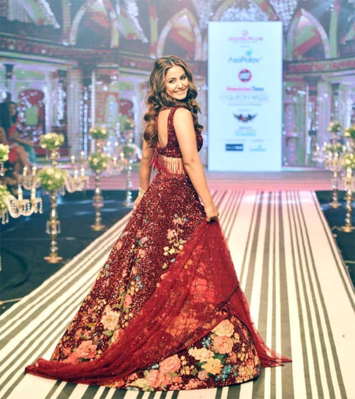 Hina Khan Sizzles in Red Hot Bridal Couture at Fashion Show - See Viral ...