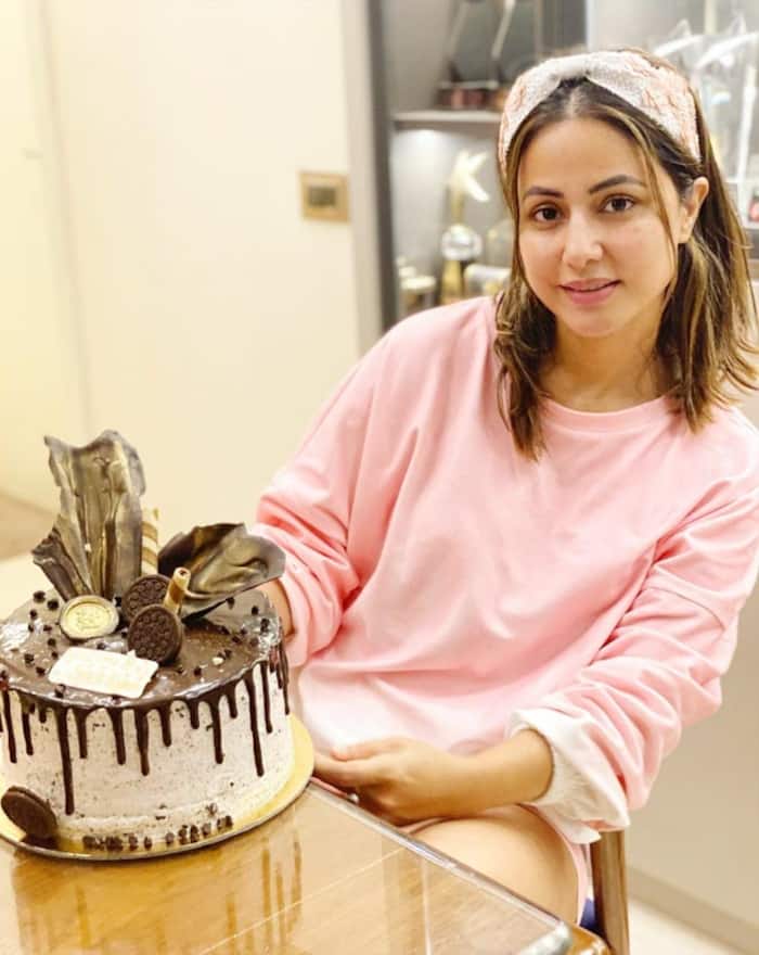 Hina Khan cuts chocolate cake