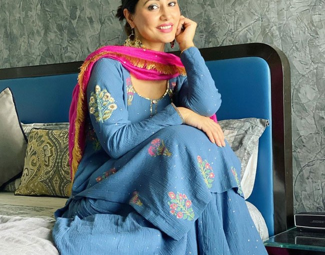 Hina Khan Looks Stunning
