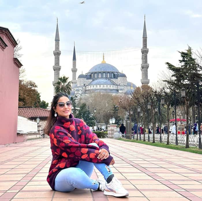Hina Khan Looks Vibrant And Happy in Latest Photos