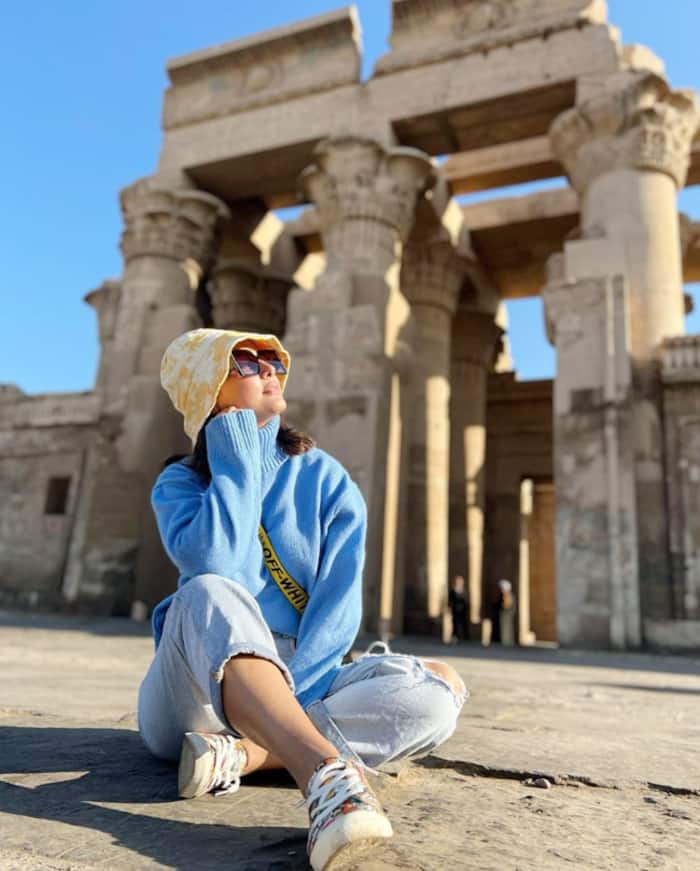 Hina Khan is Living Touristy Life in Egypt, Poses at Temple of Kom Ombo ...