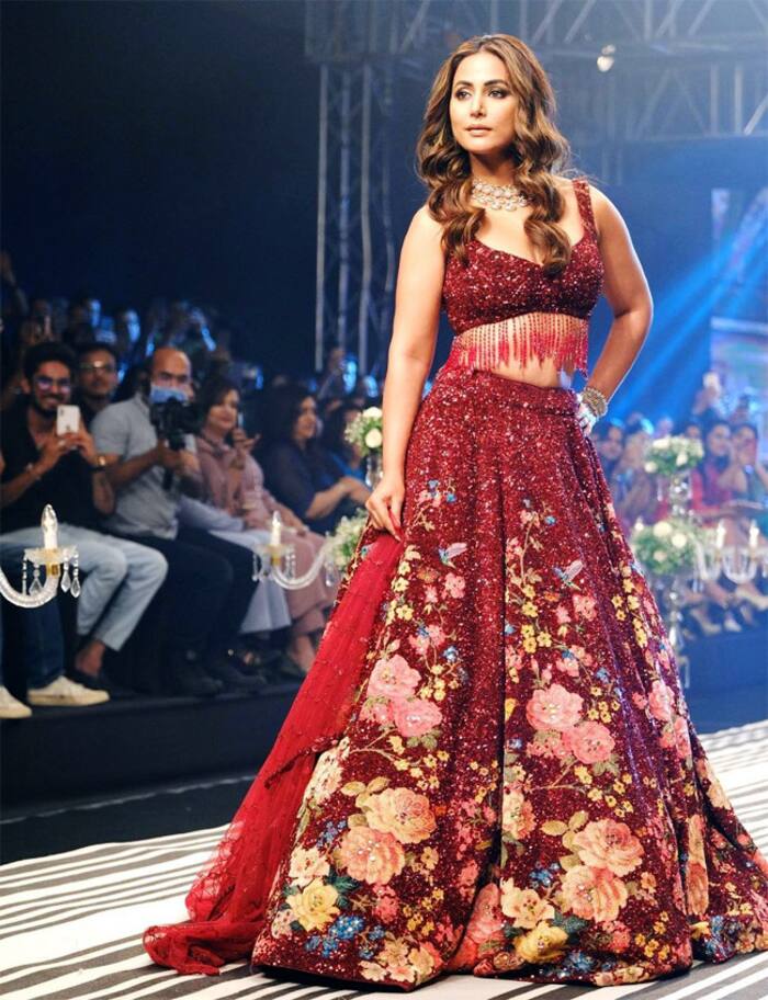 Hina Khan Sizzles in Red Hot Bridal Couture at Fashion Show - See Viral ...