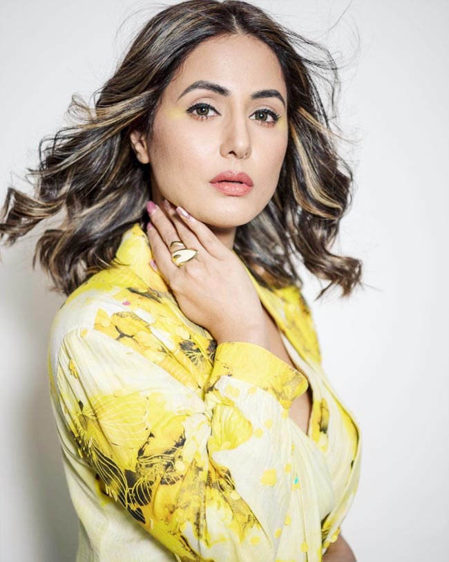 Hina Khan grabs eyeballs with her latest style statement