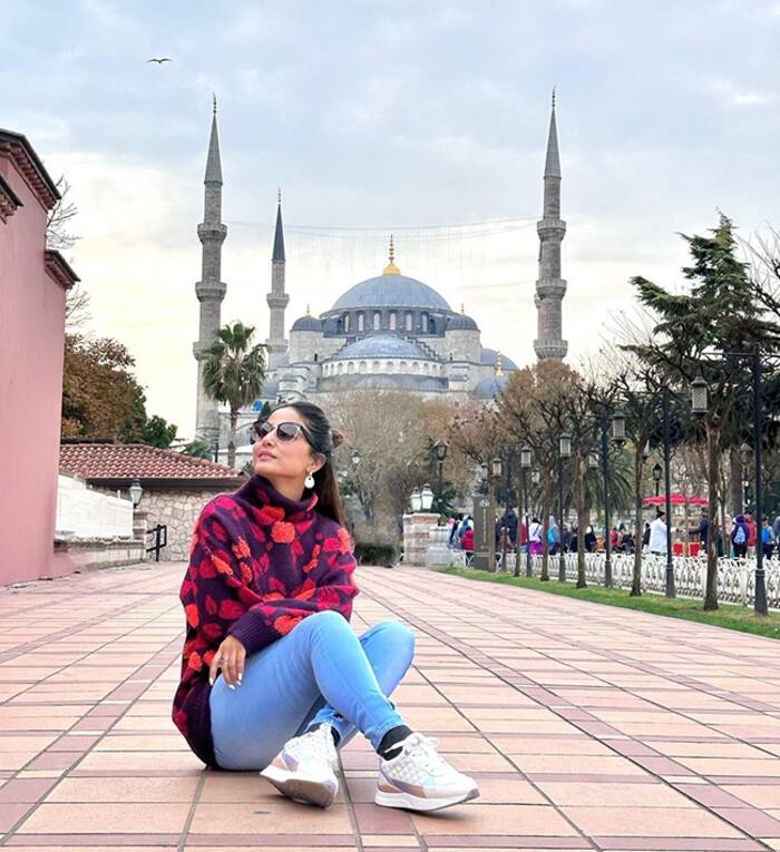 Hina Khan Looks Vibrant And Happy in Latest Photos