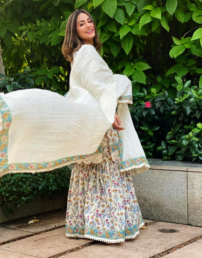 Brownie points to Hina Khan for putting that tiny bindi with her ...