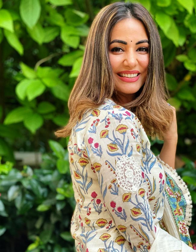 Brownie points to Hina Khan for putting that tiny bindi with her ...