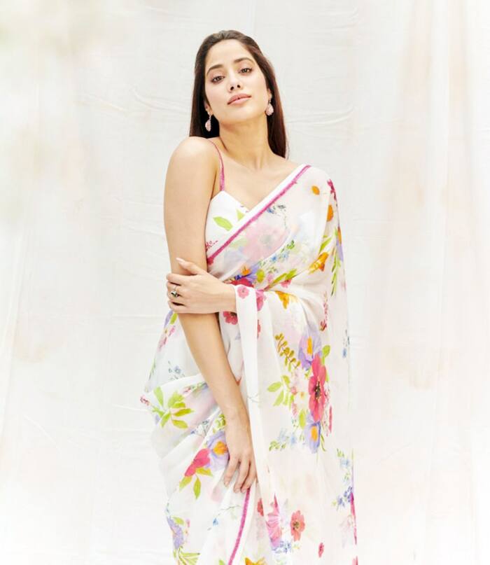 Janhvi Kapoor Looks Breathtaking in Pretty Floral Saree, Drops ...