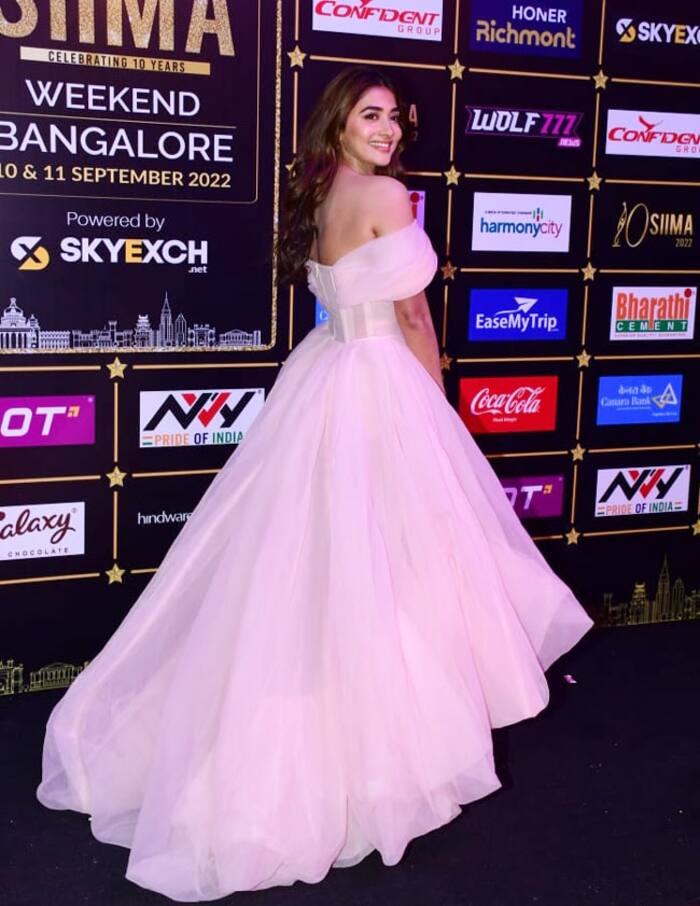 Pooja Hegde Looks Dreamy in Pink Off-Shoulder Gown at SIIMS Award 2022 ...