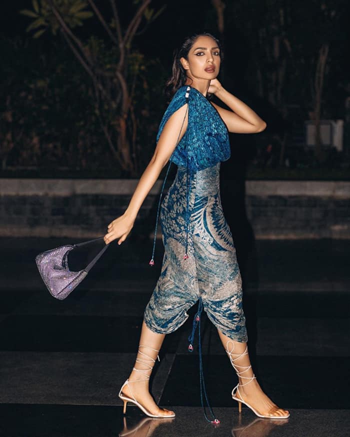 Sobhita Dhulipala Aces Glamour in Peacock Blue Saree Dress Worth Rs 23,000 - See Hot Pics