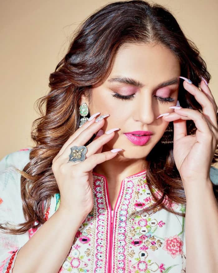 Huma Qureshi Looks Like Fresh Garden in Blue Floral Printed Ethic ...