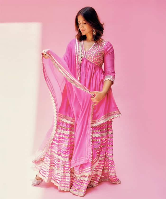 Illeana Dcruz Is A Vision To Sore Eyes In Pink Kurta And Flowy Skirt